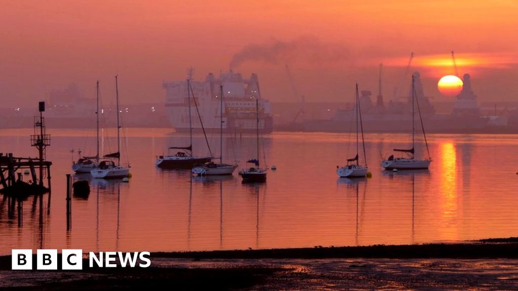 In pictures: Spectacular spring sunrise in the south - BBC News
