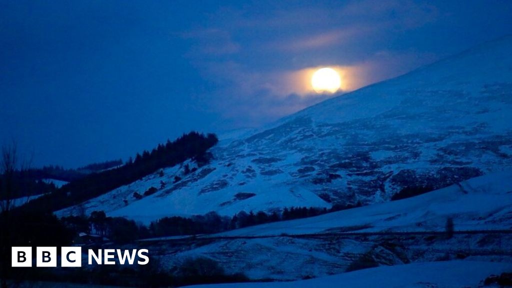 Your pictures: Super blue Moon lights up Scotland's skies - BBC News