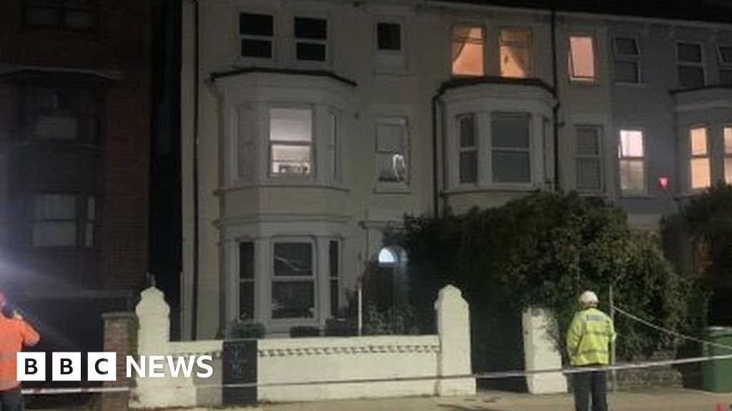 Southsea: Residents forced to leave as house wall collapses - BBC News
