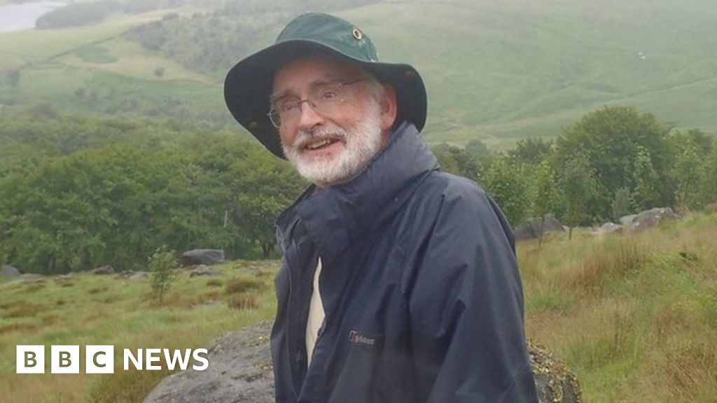 Plane crash survivor returns to scene after 67 years - BBC News