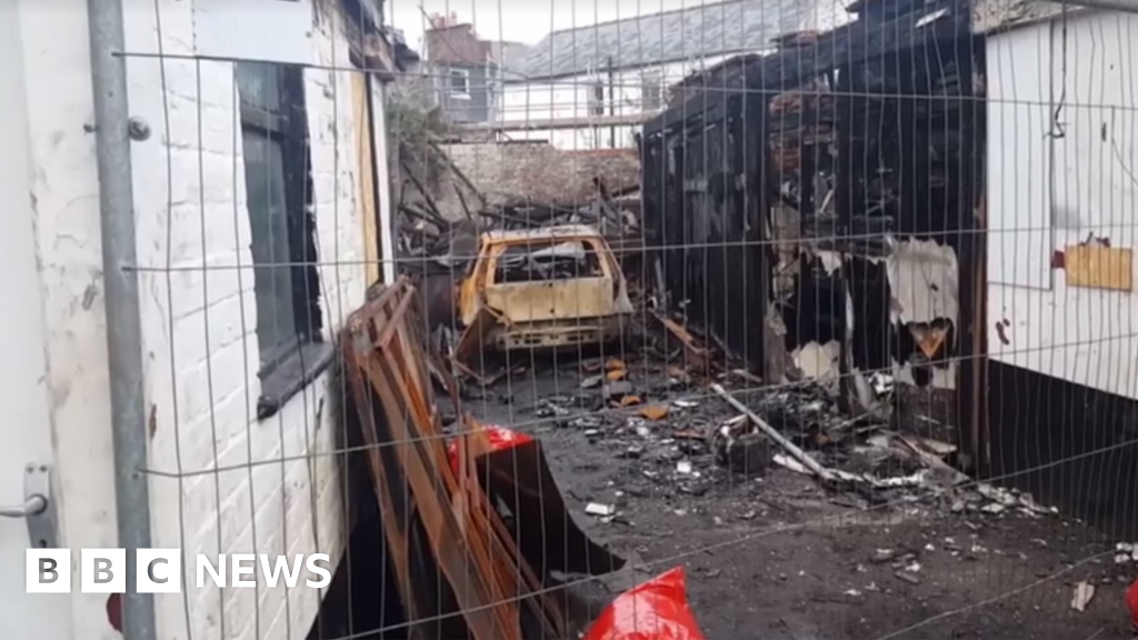 Dumfries garage blaze witness appeal renewed - BBC News