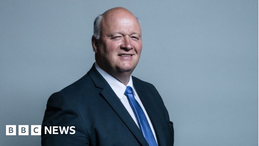 David Simpson: DUP stalwart stands down as Upper Bann MP - BBC News