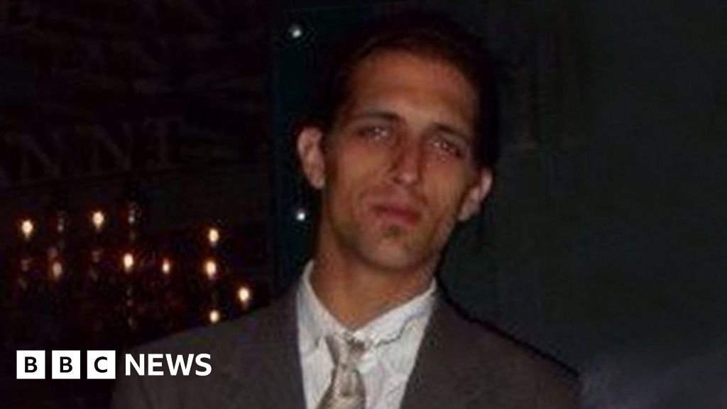 Carl Scott 'killed with tomahawk' in Winchester, court hears - BBC News