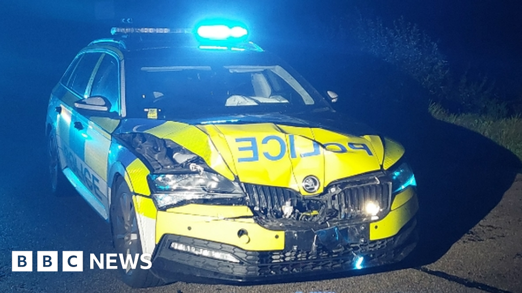 Crossmaglen: Two police officers injured after car fails to stop - BBC News