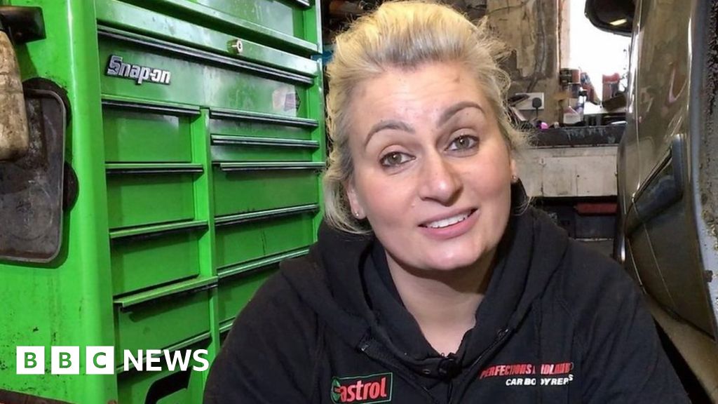 Female mechanic helps women learn about cars - BBC News