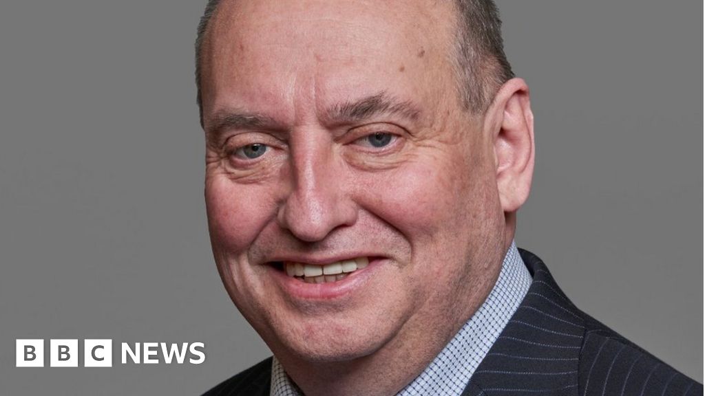 BBC executive Ken MacQuarrie to leave corporation after 45 years - BBC News