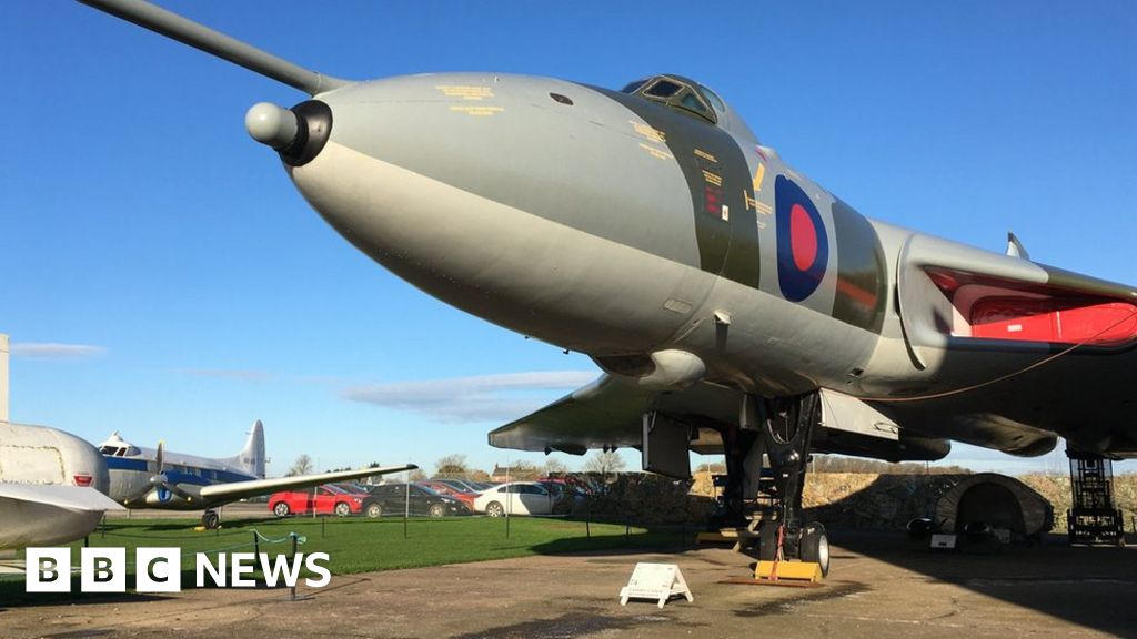 Aircraft enthusiasts mark Vulcan anniversary - BBC News