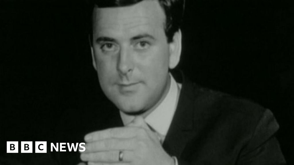 Tributes paid to Sir Terry Wogan - BBC News
