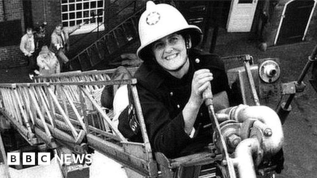 London Fire Brigade exhibition highlights history of firewomen - BBC News