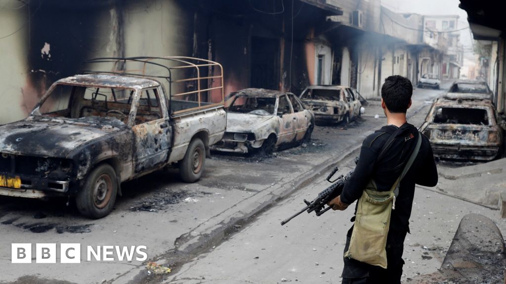 Mosul battle: Civilians feared killed in 'air strike' on mosque - BBC News