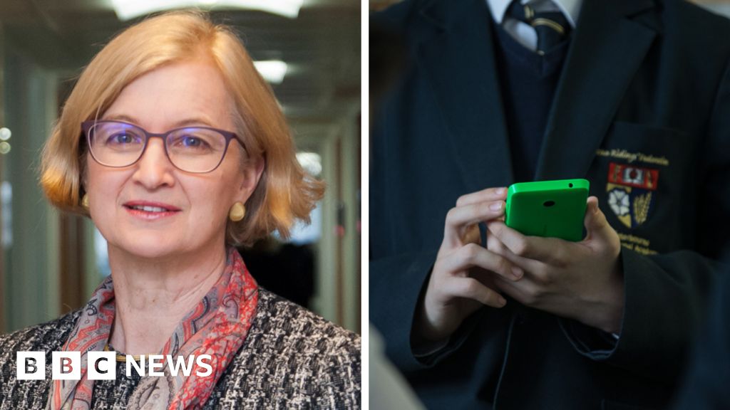 Ofsted chief inspector backs ban on phones in schools - BBC News