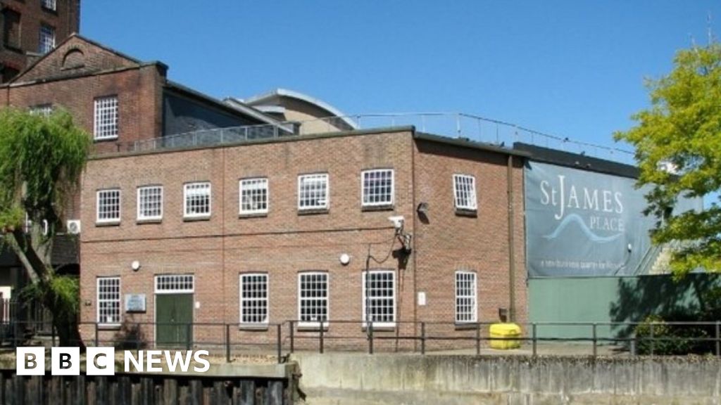 Norwich council officers back homes plan at museum site - BBC News