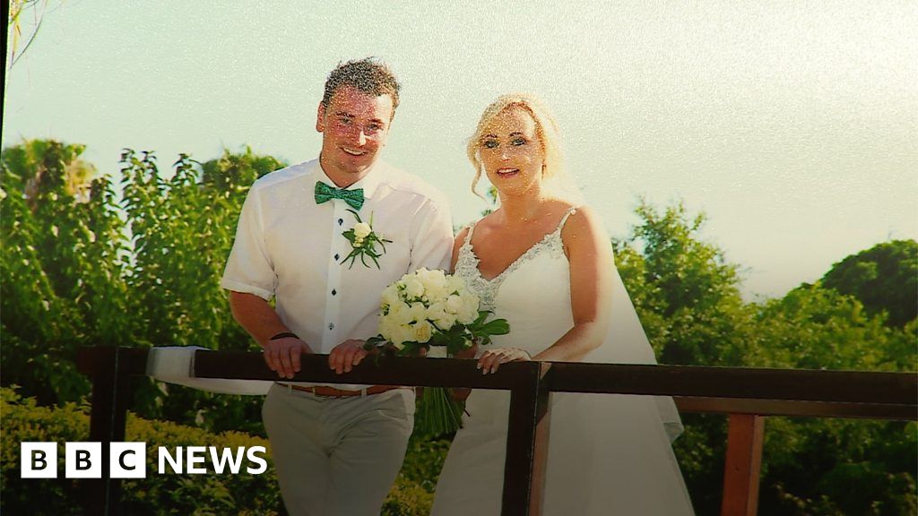 Thomas Cook collapse: 'We had to pay for our wedding twice' - BBC News