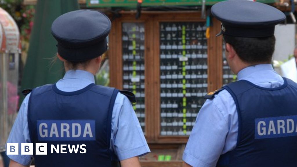 Dublin: Man 'stabbed in face' - BBC News