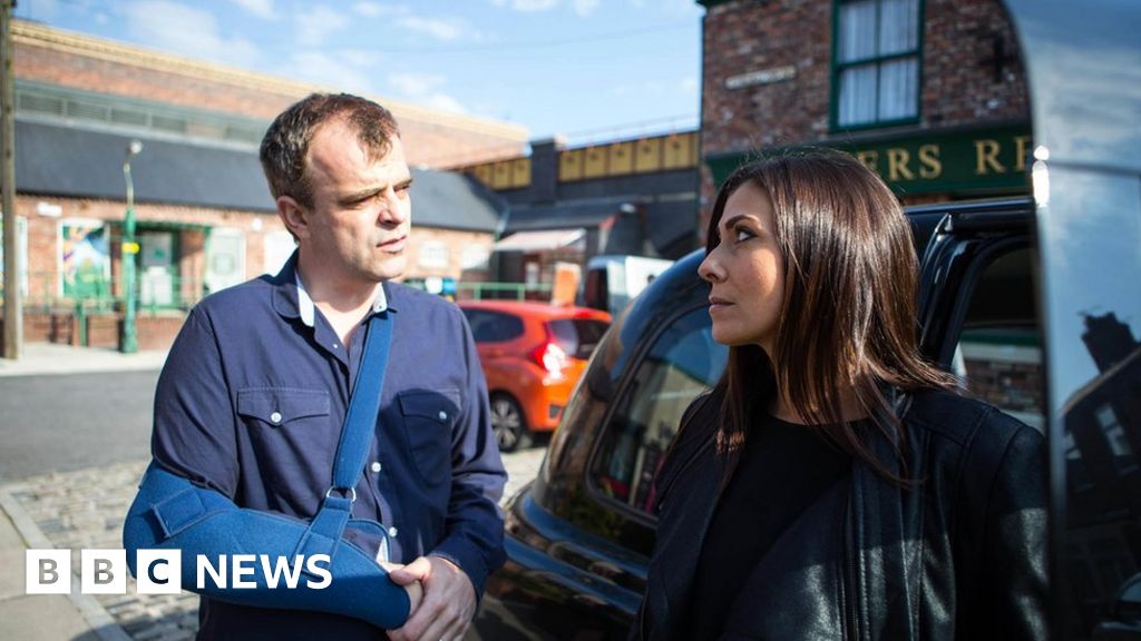 Coronation Street to screen sixth weekly episode - BBC News