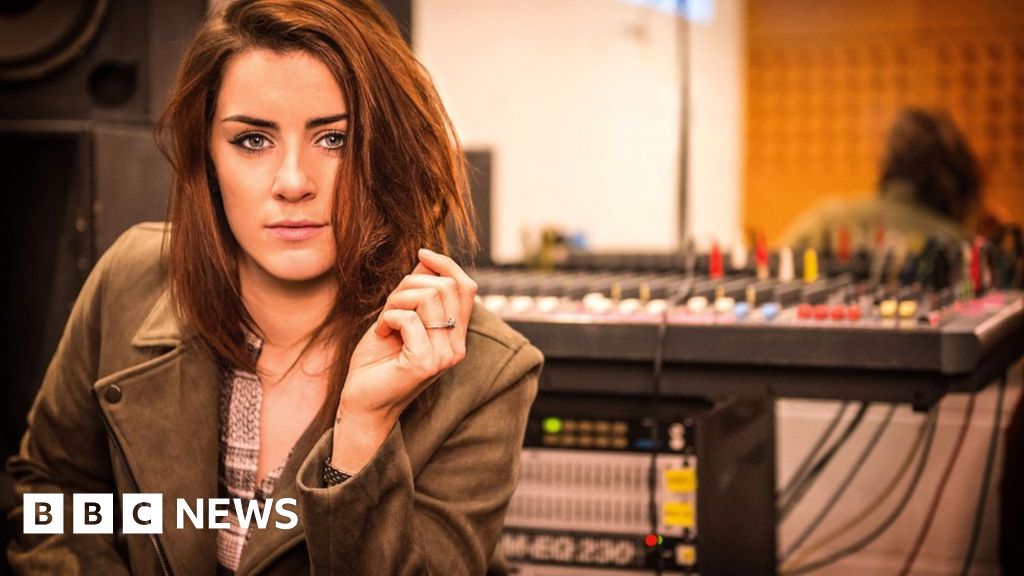 Can Lucie Jones win Eurovision? - BBC News