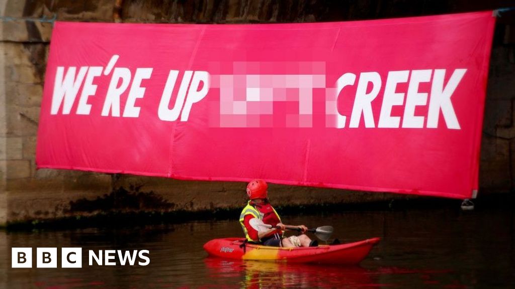 XR highlight Somerset's 'disgusting' river pollution - BBC News