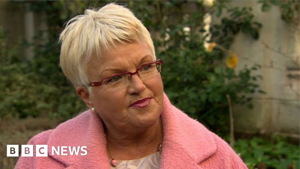 Councillor Ruth Patterson suspended for six months - BBC News