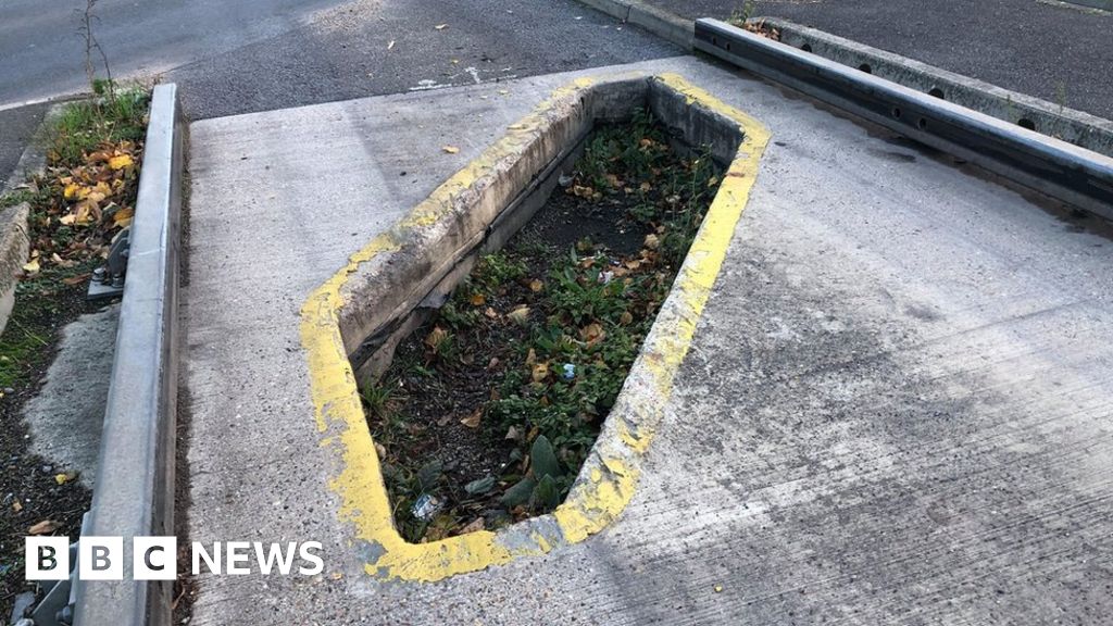 St Ives: New car hole trap signs installed to prevent incidents - BBC News