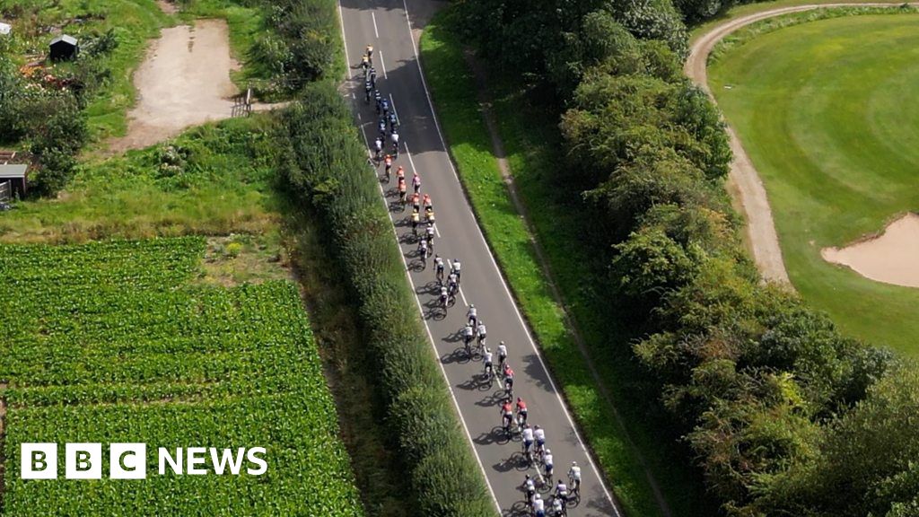 Watch: Drone footage of the Tour of Britain in Nottinghamshire - BBC News