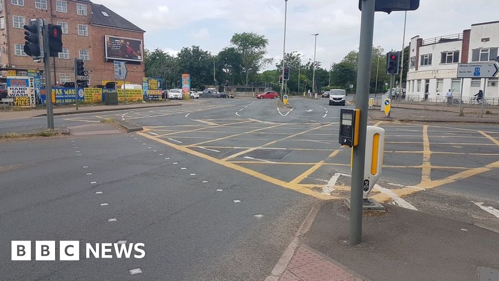 New route for motorists at 'confusing' FiveWays junction - BBC News