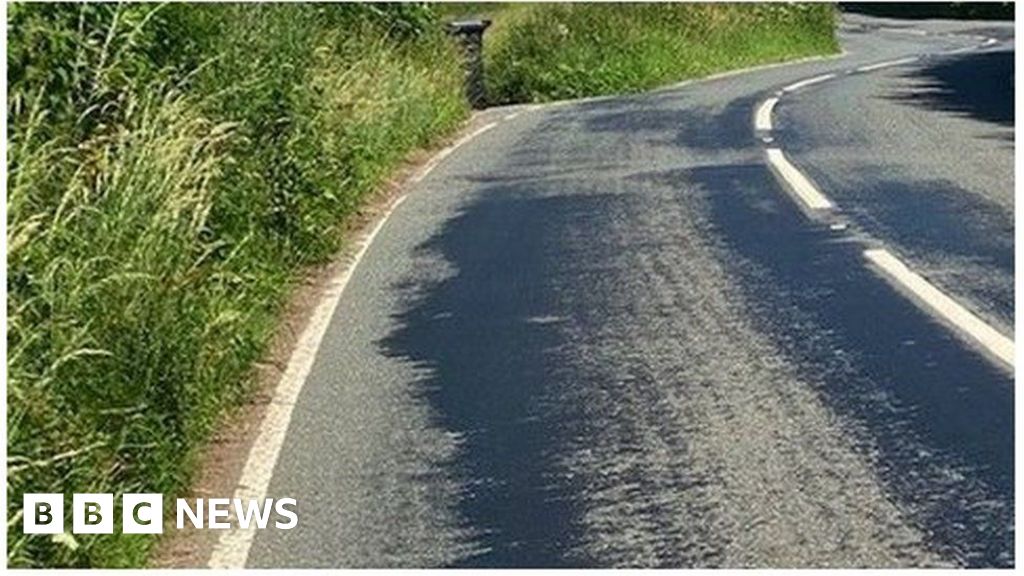 Somerset Council prepares to treat melting roads in heat - BBC News