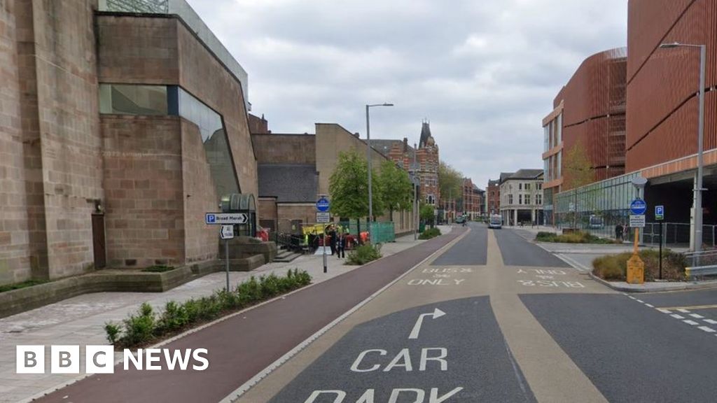 Passengers suffer minor injuries in Nottingham bus crash - BBC News
