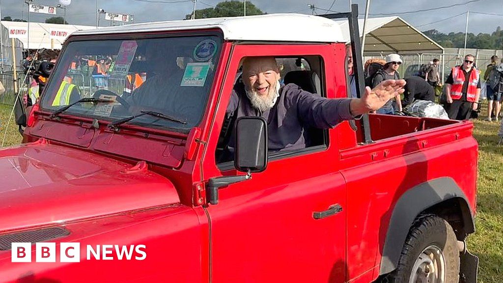 Michael Eavis welcomes Glastonbury Festival punters - BBC News