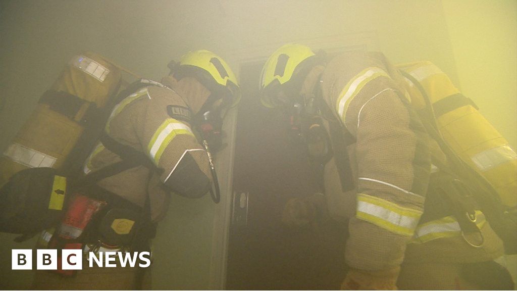 How to evacuate a tower block during a fire - BBC News