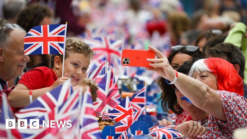Wychavon council reveals £30k fund for coronation celebrations - BBC News