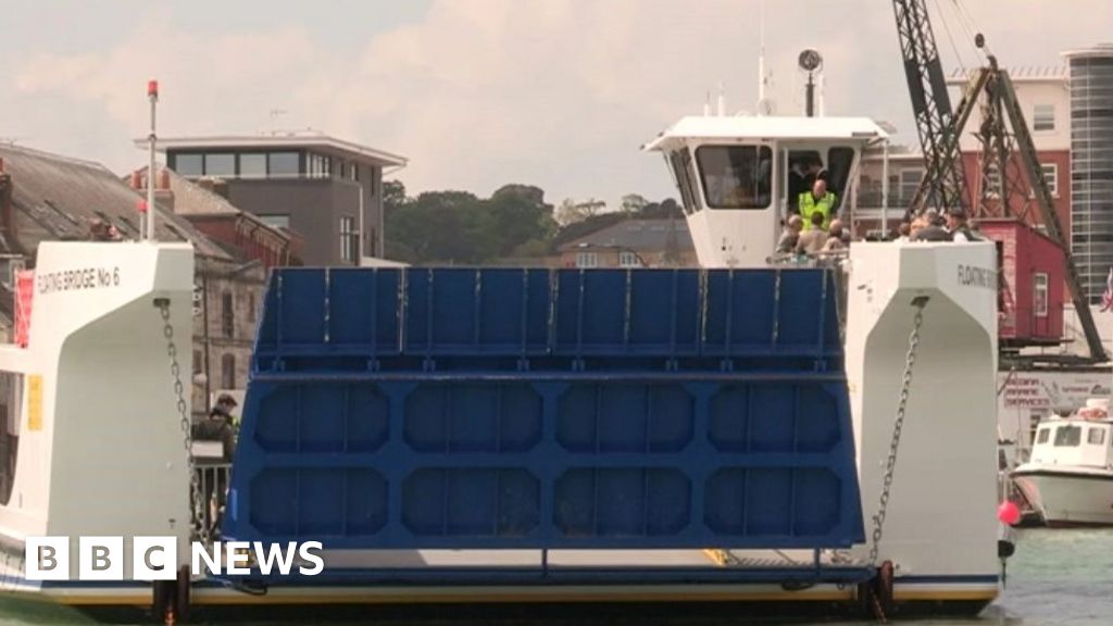 Floating bridge: Ferry service halted by chain failure