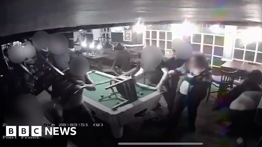 Police ask for CCTV of Tring 'pub fight' - BBC News