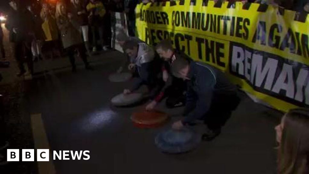 Brexit protesters bang bin lids along the Irish border - BBC News