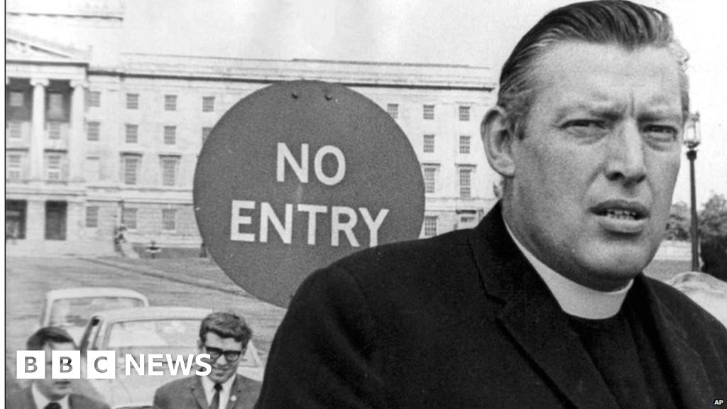 1974: Riotous scenes in Stormont assembly chamber - BBC News