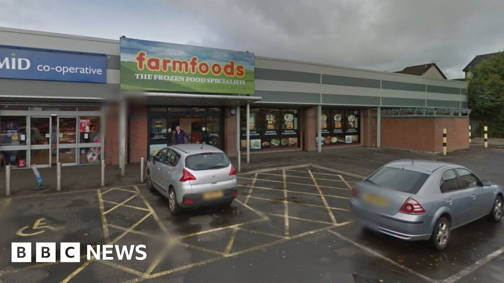 Detectives hunt armed man after supermarket robbery bid
