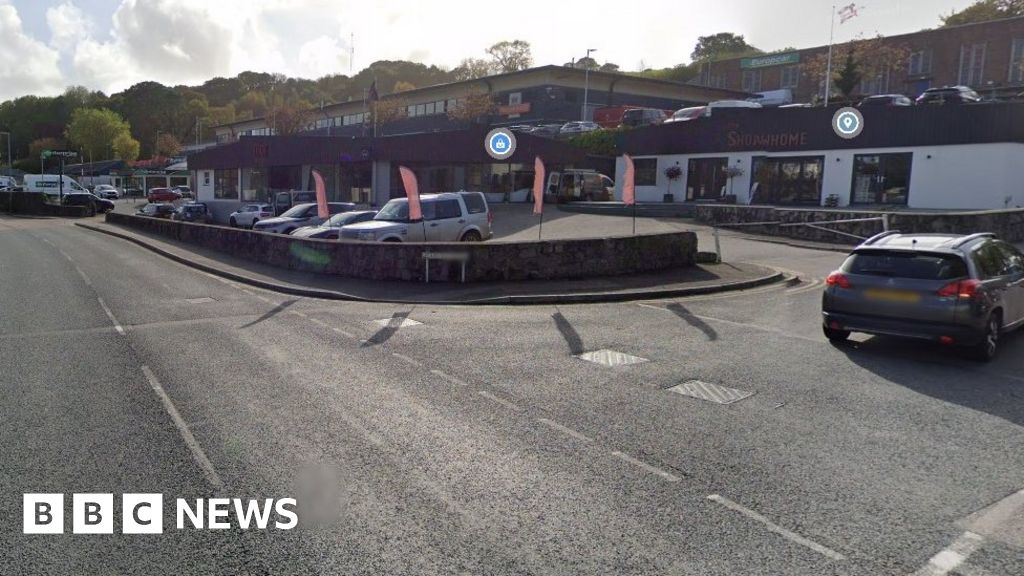 Truro road-narrowing work restarts after safety analysis - BBC News
