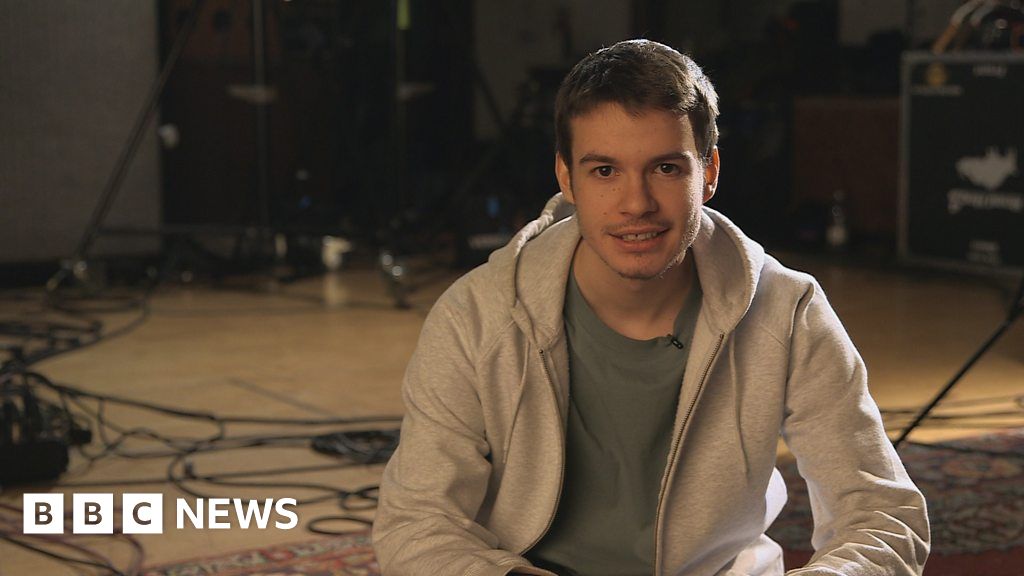 Rex Orange County performs Happiness