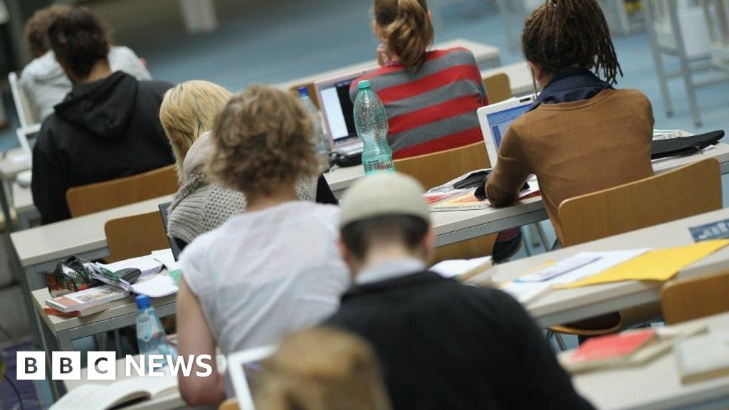 Open University overhaul risks job cuts