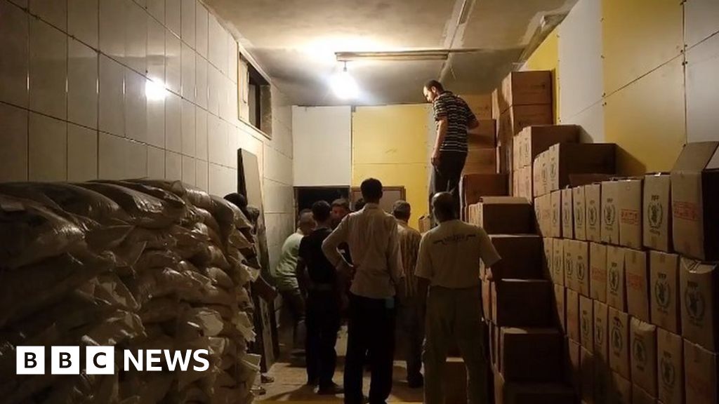 Syria conflict: Food aid reaches besieged Darayya - BBC News