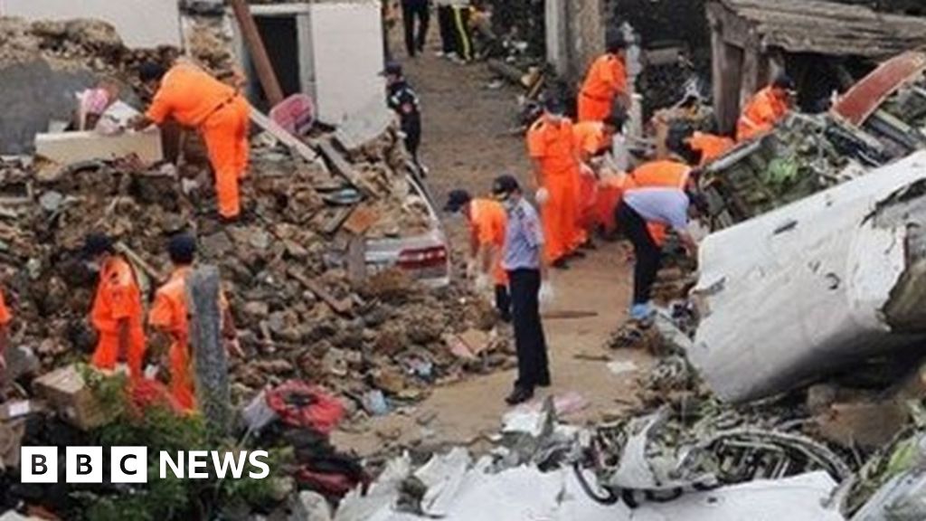 TransAsia Taiwan plane crash blamed on pilot - BBC News