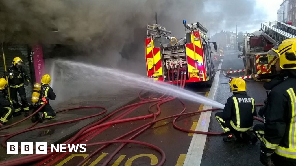 Finchley Road fire: Firefighters rescue 25 - BBC News