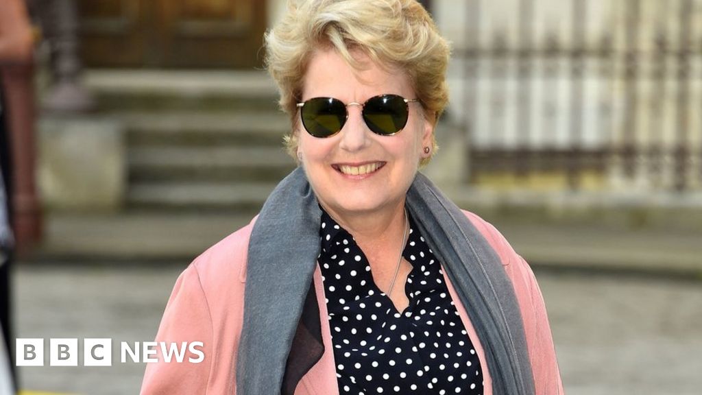 Sandi Toksvig 'paid fraction' of Fry's QI hosting fee - BBC News