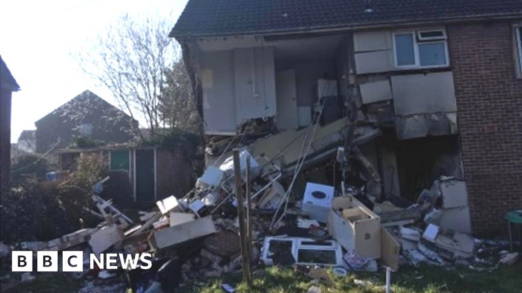 Probe launched into Bristol flats 'gas explosion' - BBC News