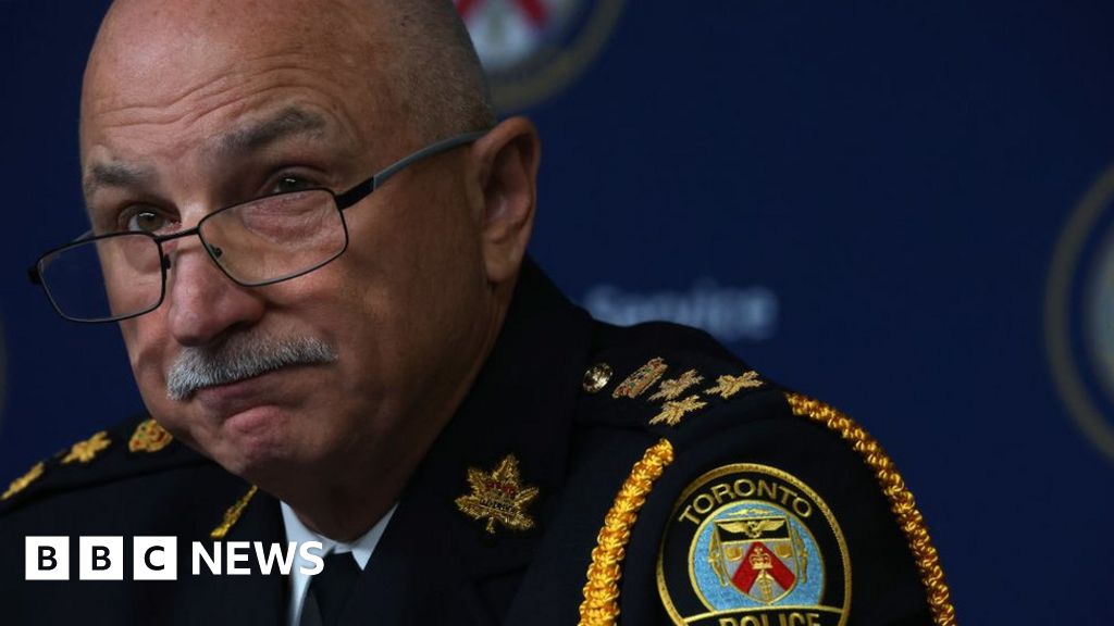 Toronto police use more force against ethnic minorities - report - BBC News