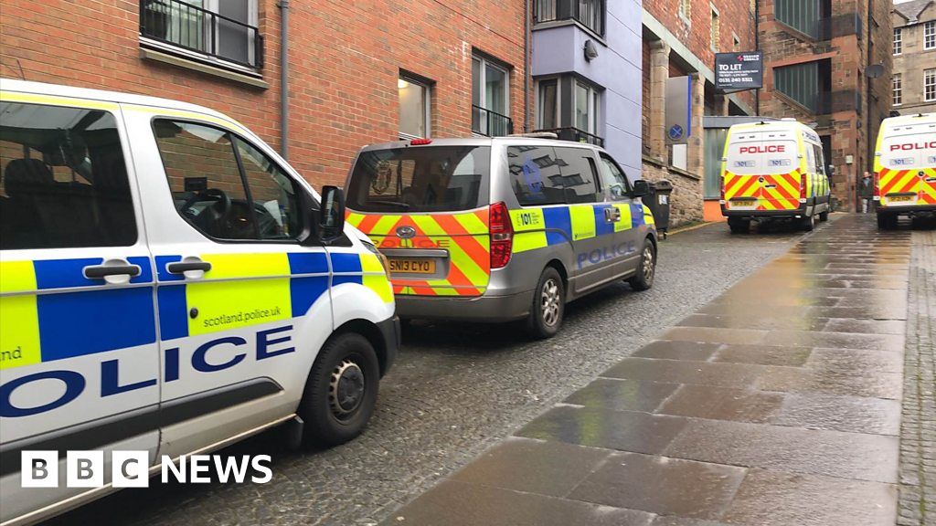 Police presence at SNP headquarters in Edinburgh - BBC News