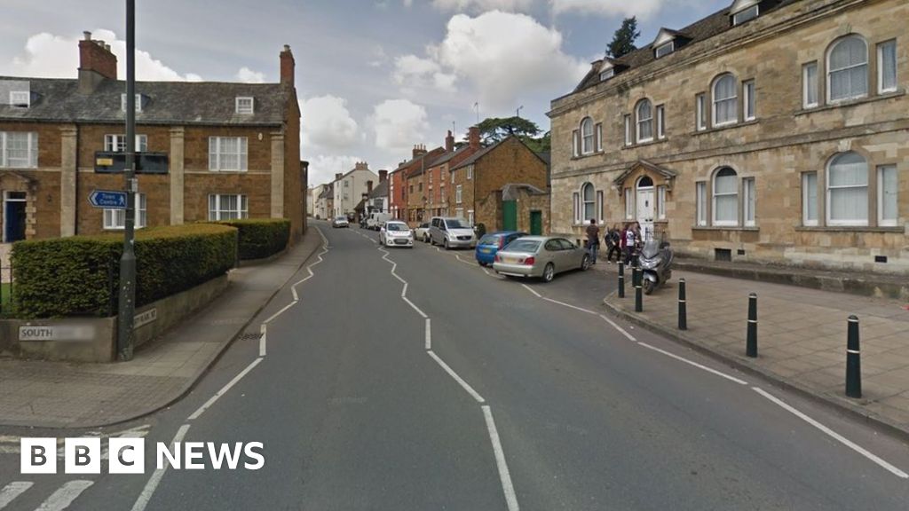 Banbury man charged with raping and kidnapping woman - BBC News