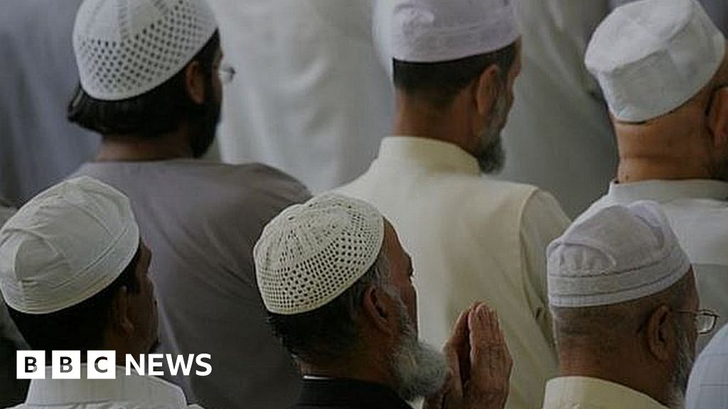 Anti-Islam hate crimes triple in London after Paris attacks - BBC News