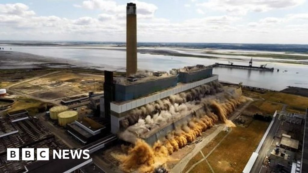 Demolition of Kingsnorth Power Station building - BBC News