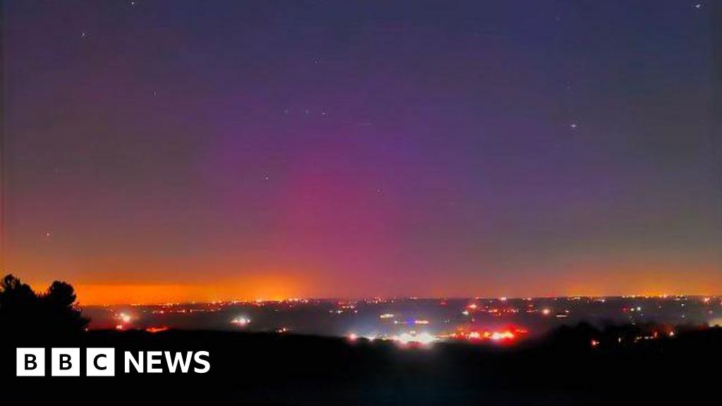 Northern lights seen over West Midlands - BBC News