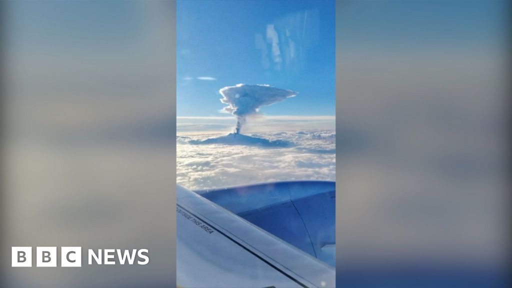 Plane passes volcanic ash cloud rising from Mount Etna - BBC News